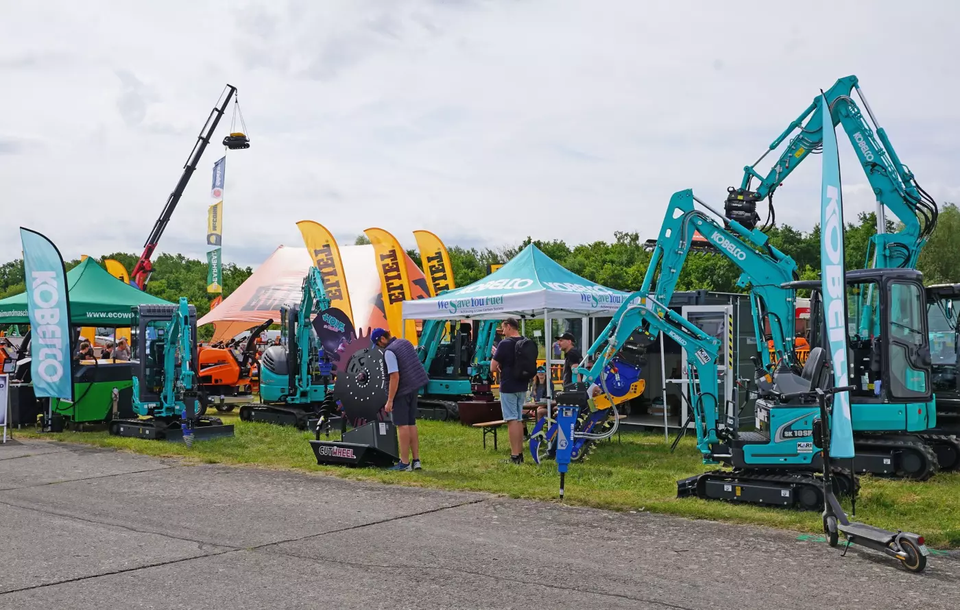 Liebherr // Mobilbagger-Premiere auf der bauma: A 909 Compact & A 911 ...
