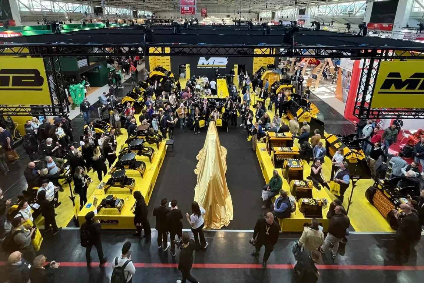 Liebherr // Mobilbagger-Premiere auf der bauma: A 909 Compact & A 911 ...