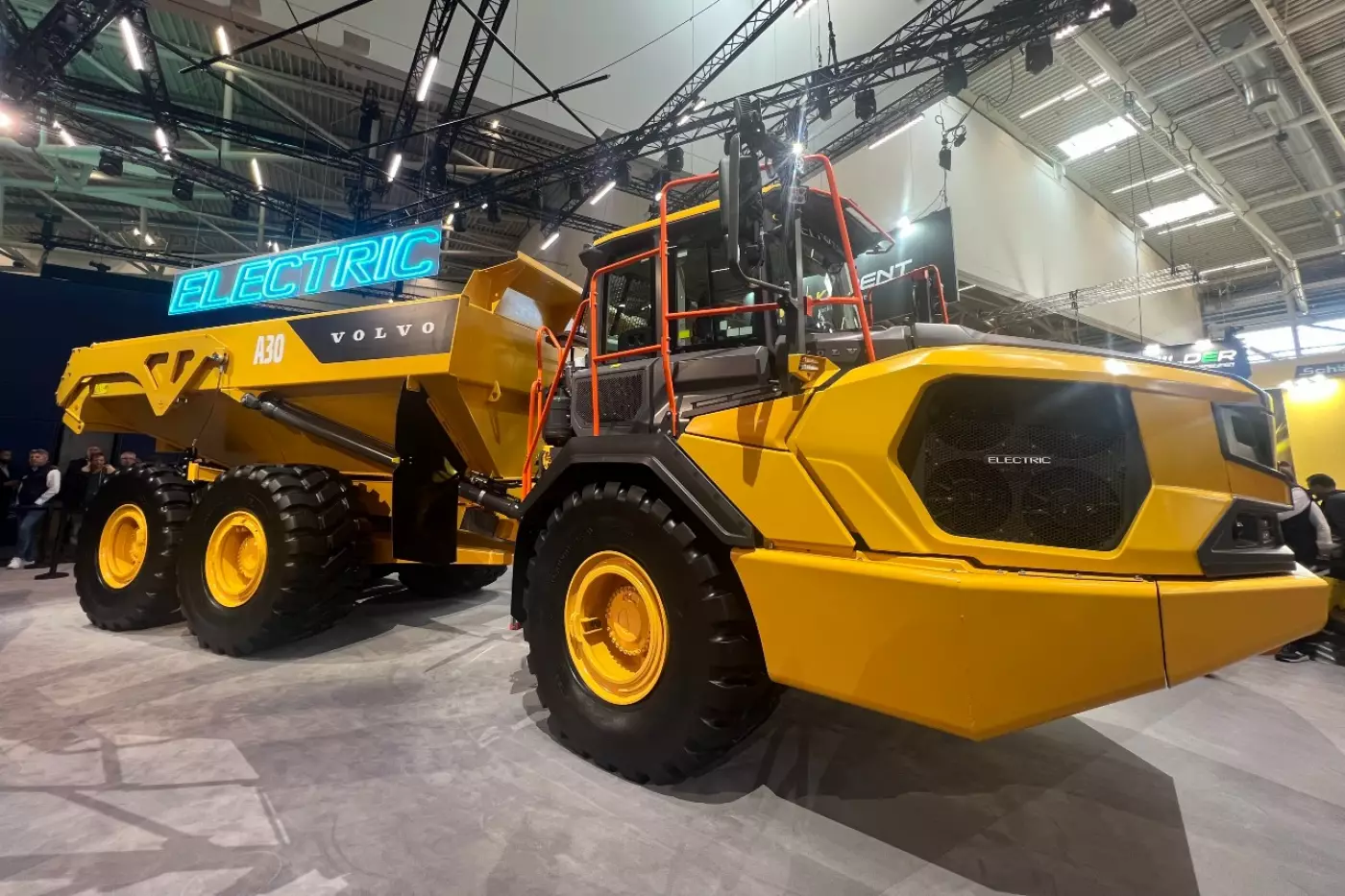 Liebherr // Mobilbagger-Premiere auf der bauma: A 909 Compact & A 911 ...