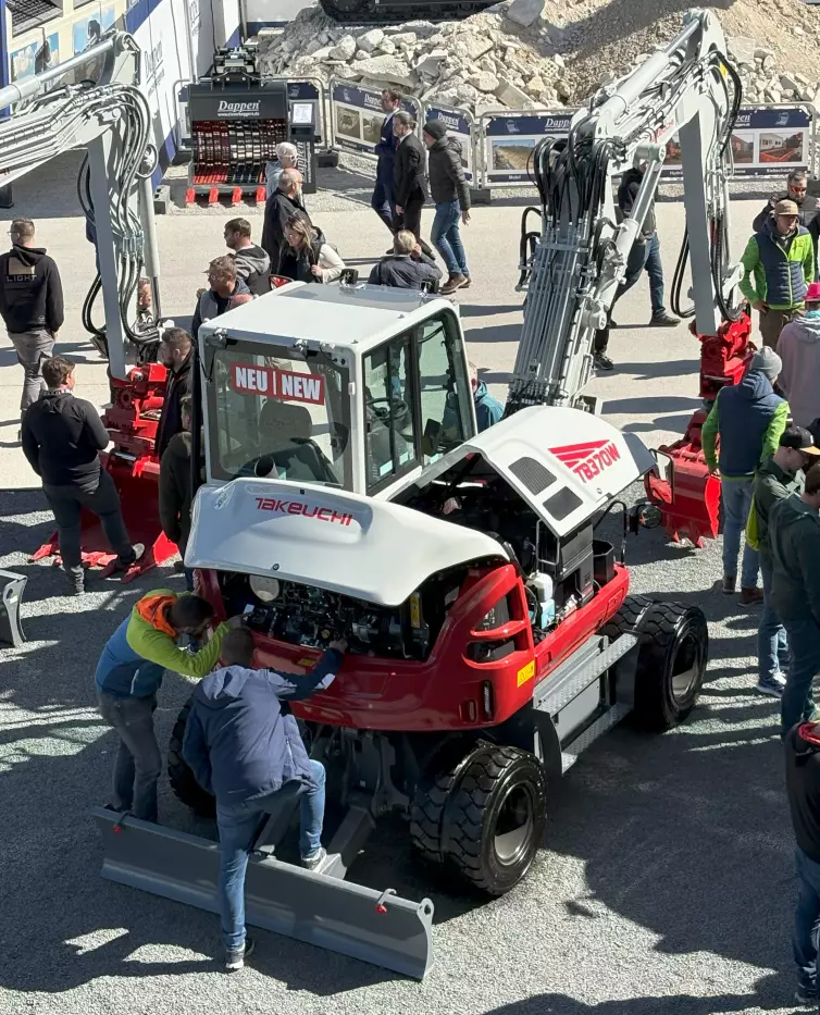Liebherr // Mobilbagger-Premiere auf der bauma: A 909 Compact & A 911 ...