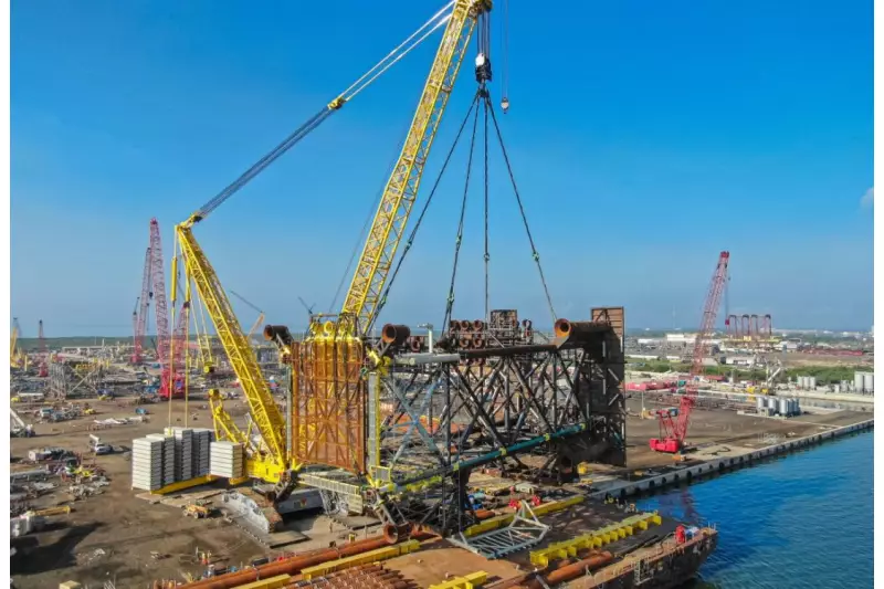 Liebherr-Raupenkran LR 13000 verlädt riesige Ölplattform – Treffpunkt Bau